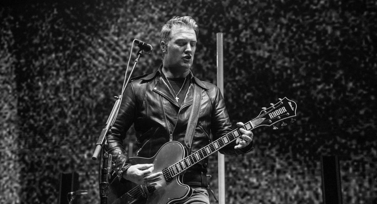 Josh Homme pide disculpas por darle una patada a una fotógrafa - The ...
