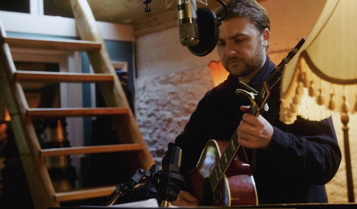 Escucha a Liam Cromby de We Are The Ocean interpretando en acústico ...