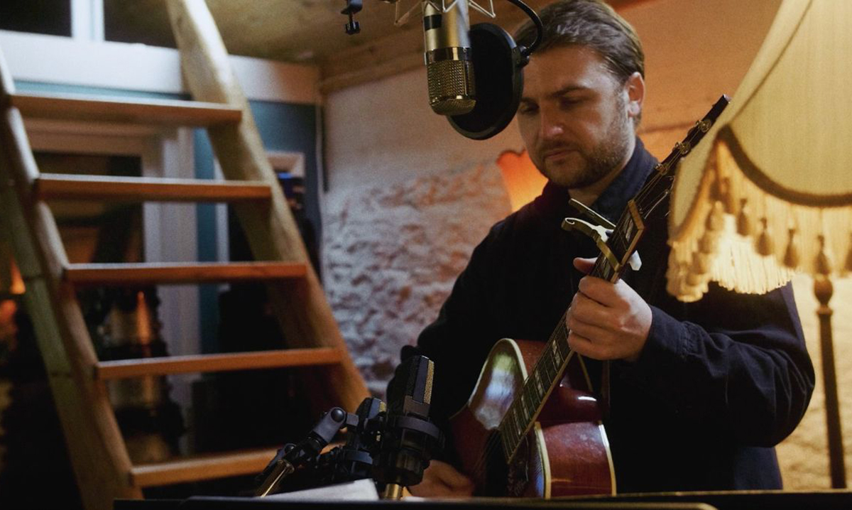Escucha a Liam Cromby de We Are The Ocean interpretando en acústico ...